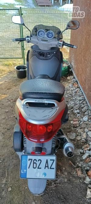 Sarkans Piaggio Beverly 2005 Alīta, ar dzinēja tilpumu 0.12 L un nobraukumu 22 tūkst. km par 800 €, foto 3 vietnē AUTOMOTO.COM.LV