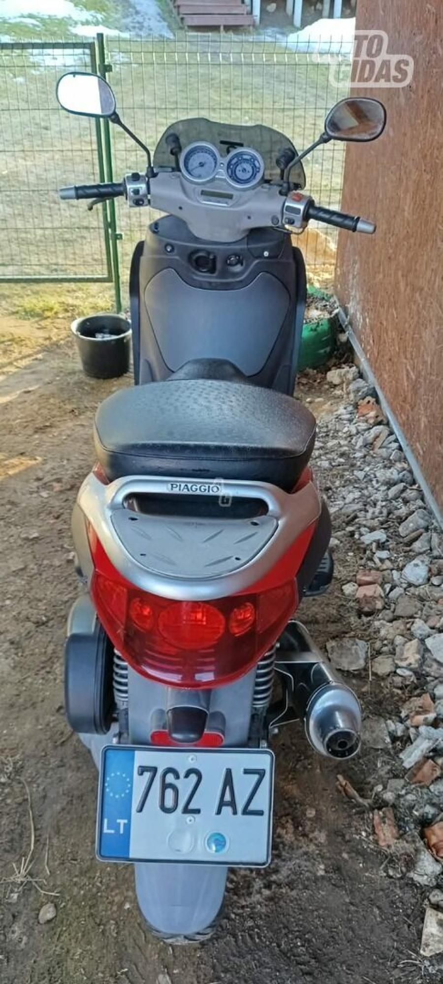 Sarkans Piaggio Beverly 2005 Alīta, ar dzinēja tilpumu 0.12 L un nobraukumu 22 tūkst. km par 800 €, foto 3 vietnē AUTOMOTO.COM.LV