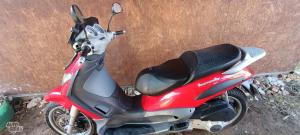 Sarkans Piaggio Beverly 2005 Alīta, ar dzinēja tilpumu 0.12 L un nobraukumu 22 tūkst. km par 800 €, foto 4 vietnē AUTOMOTO.COM.LV