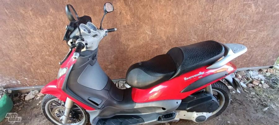 Sarkans Piaggio Beverly 2005 Alīta, ar dzinēja tilpumu 0.12 L un nobraukumu 22 tūkst. km par 800 €, foto 4 vietnē AUTOMOTO.COM.LV