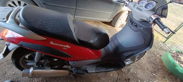 Sarkans Piaggio Beverly 2005 Alīta, ar dzinēja tilpumu 0.12 L un nobraukumu 22 tūkst. km par 800 €, foto 4 vietnē AUTOMOTO.COM.LV