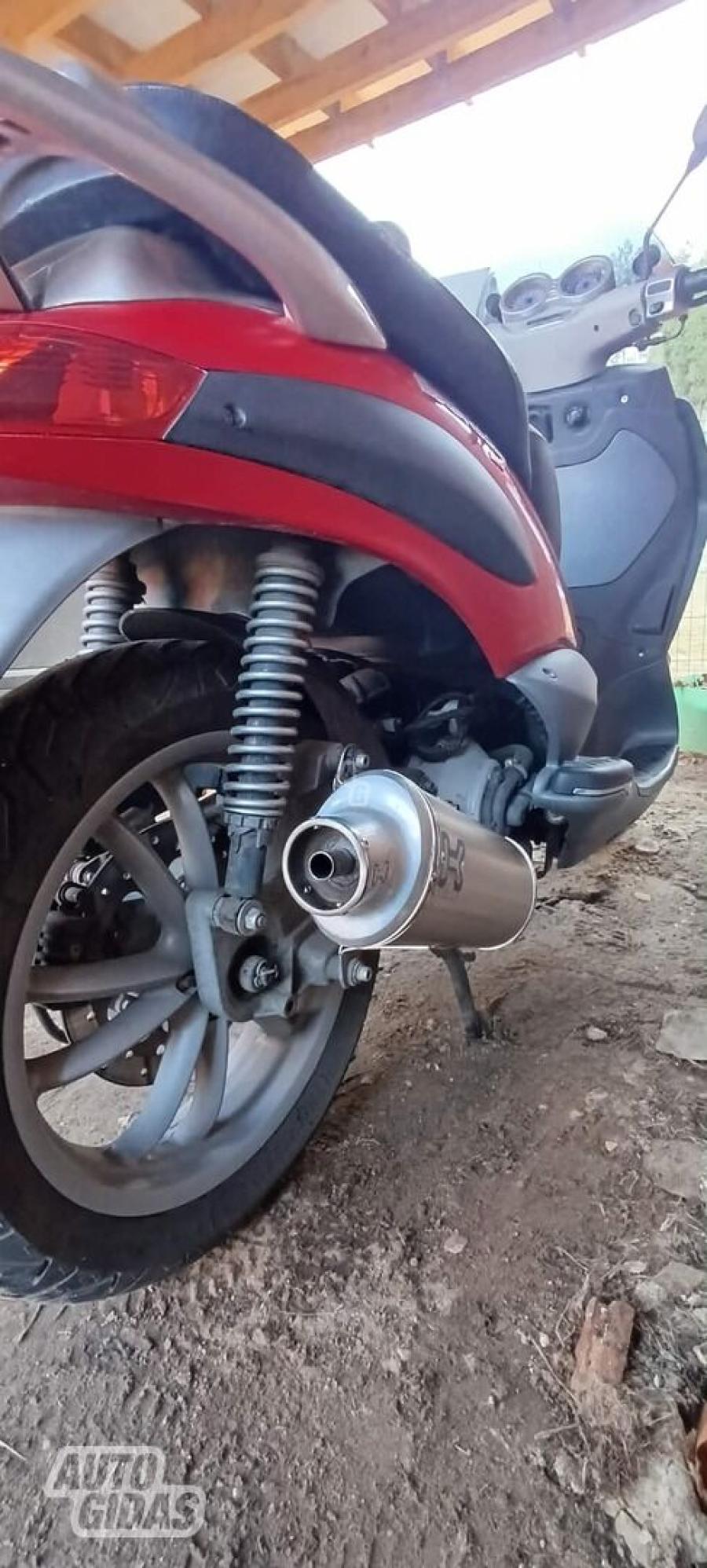 Sarkans Piaggio Beverly 2005 Alīta, ar dzinēja tilpumu 0.12 L un nobraukumu 22 tūkst. km par 800 €, foto 6 vietnē AUTOMOTO.COM.LV
