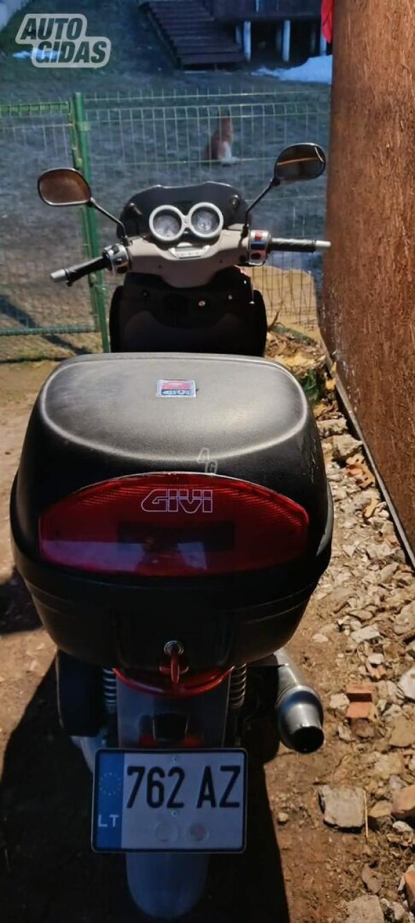 Sarkans Piaggio Beverly 2005 Alīta, ar dzinēja tilpumu 0.12 L un nobraukumu 22 tūkst. km par 800 €, foto 6 vietnē AUTOMOTO.COM.LV