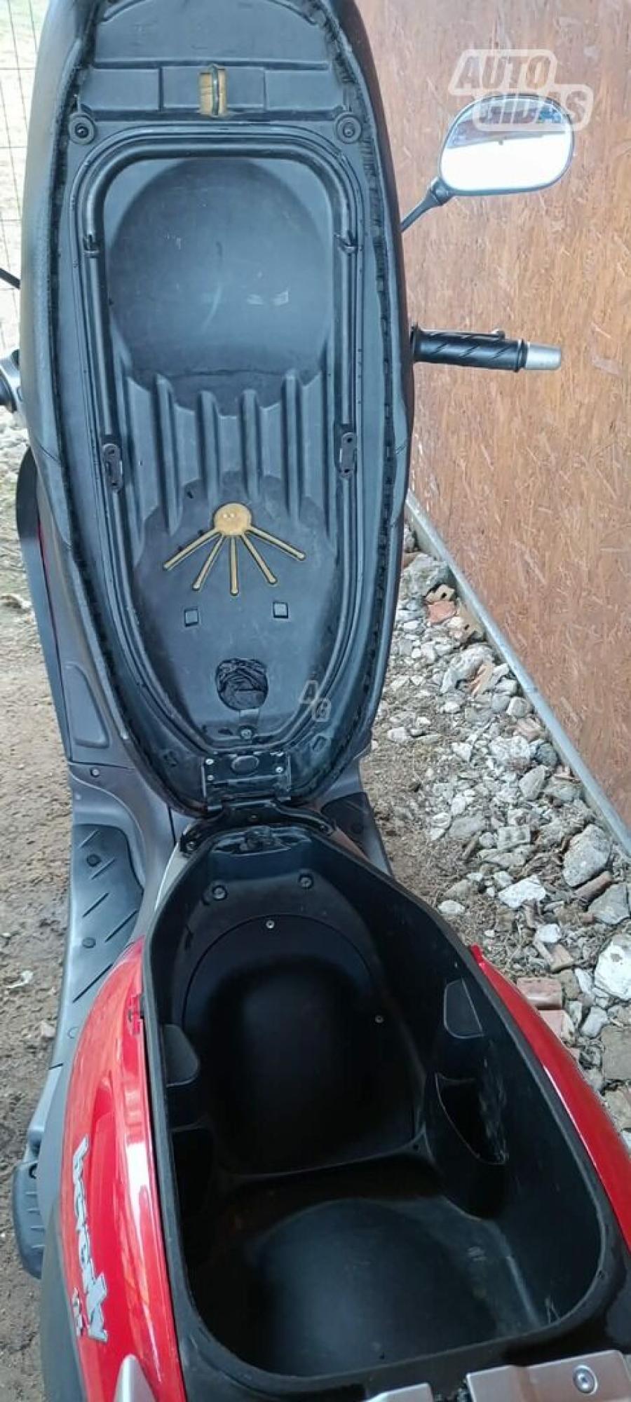 Sarkans Piaggio Beverly 2005 Alīta, ar dzinēja tilpumu 0.12 L un nobraukumu 22 tūkst. km par 800 €, foto 8 vietnē AUTOMOTO.COM.LV