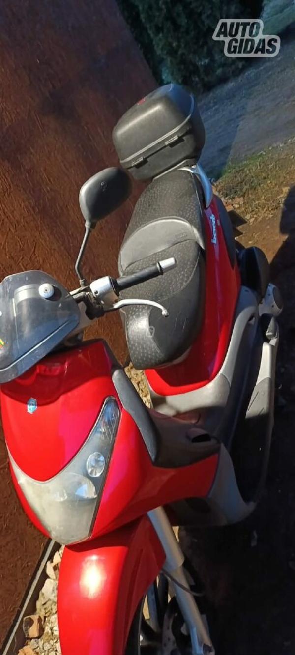 Sarkans Piaggio Beverly 2005 Alīta, ar dzinēja tilpumu 0.12 L un nobraukumu 22 tūkst. km par 800 €, foto 9 vietnē AUTOMOTO.COM.LV