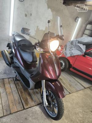 Violet Piaggio Beverly 2004 in Moletai, with an engine capacity of 0.46 L and mileage of 48 thousand km for 1200 €, photo 3 on AUTOMOTO.COM.LV