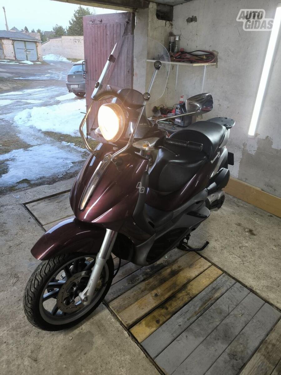 Violet Piaggio Beverly 2004 in Moletai, with an engine capacity of 0.46 L and mileage of 48 thousand km for 1200 €, photo 4 on AUTOMOTO.COM.LV
