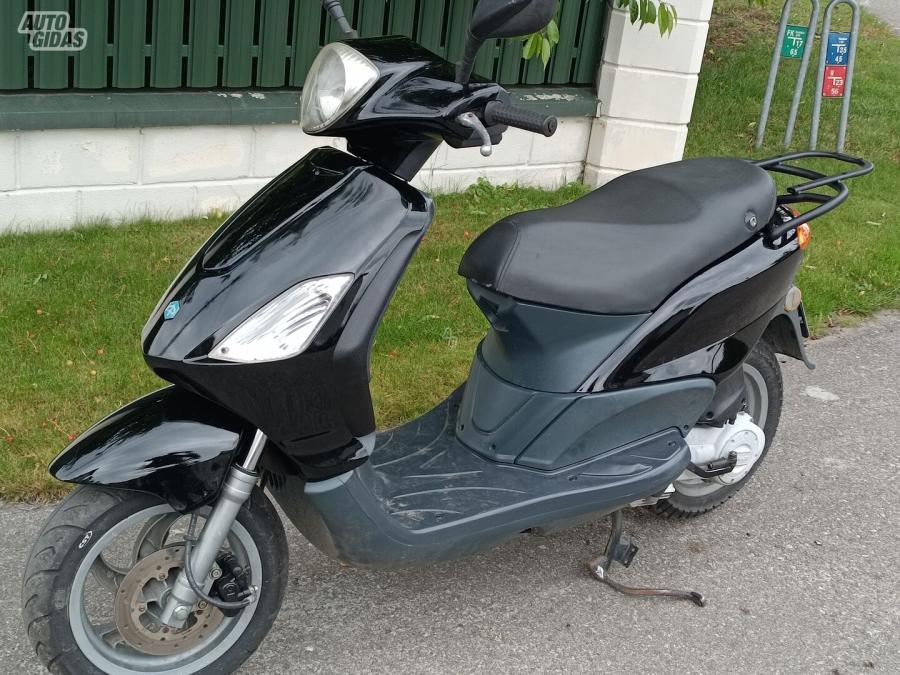 Black Piaggio Fly 2007 in Kaunas, with an engine capacity of 0.05 L and mileage of 0 thousand km for 670 €, photo 2 on AUTOMOTO.COM.LV