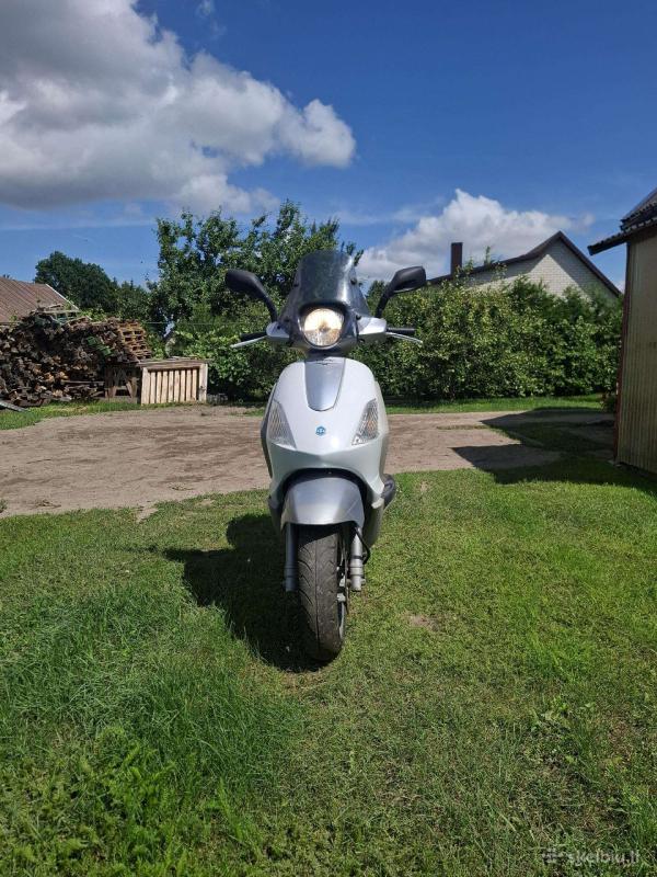 Серый Piaggio Fly 2011 в Вилкавишкис, объемом двигателя 50.00 л и пробегом 12 тыс. км за 550 €, фото 2 на AUTOMOTO.COM.LV