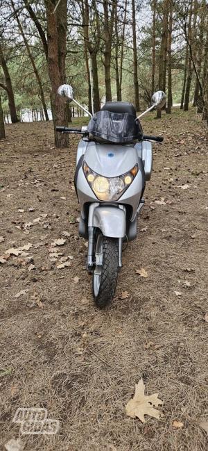 Pelēks Piaggio Liberty 2004 Kauņa, ar dzinēja tilpumu 0.13 L un nobraukumu 21 tūkst. km par 1000 €, foto  vietnē AUTOMOTO.COM.LV