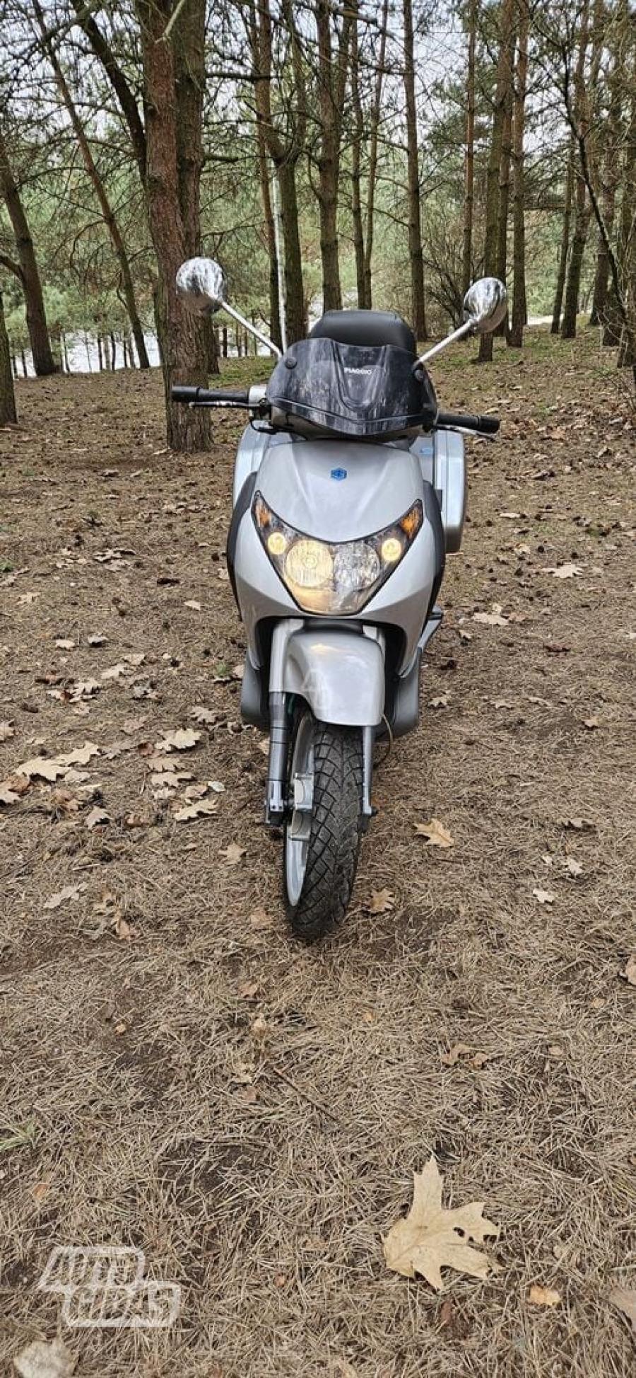Pelēks Piaggio Liberty 2004 Kauņa, ar dzinēja tilpumu 0.13 L un nobraukumu 21 tūkst. km par 1000 €, foto 1 vietnē AUTOMOTO.COM.LV
