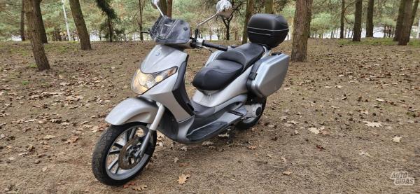 Pelēks Piaggio Liberty 2004 Kauņa, ar dzinēja tilpumu 0.13 L un nobraukumu 21 tūkst. km par 1000 €, foto 2 vietnē AUTOMOTO.COM.LV