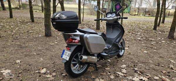 Pelēks Piaggio Liberty 2004 Kauņa, ar dzinēja tilpumu 0.13 L un nobraukumu 21 tūkst. km par 1000 €, foto 4 vietnē AUTOMOTO.COM.LV