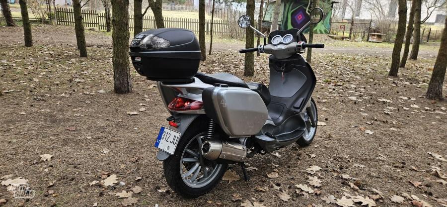 Pelēks Piaggio Liberty 2004 Kauņa, ar dzinēja tilpumu 0.13 L un nobraukumu 21 tūkst. km par 1000 €, foto 4 vietnē AUTOMOTO.COM.LV