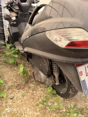 Melns Piaggio MP3 2007 Panevēža, ar dzinēja tilpumu 0.13 L un nobraukumu 18 tūkst. km par 490 €, foto 10 vietnē AUTOMOTO.COM.LV