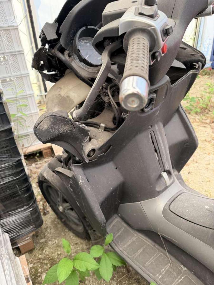 Melns Piaggio MP3 2007 Panevēža, ar dzinēja tilpumu 0.13 L un nobraukumu 18 tūkst. km par 490 €, foto 14 vietnē AUTOMOTO.COM.LV