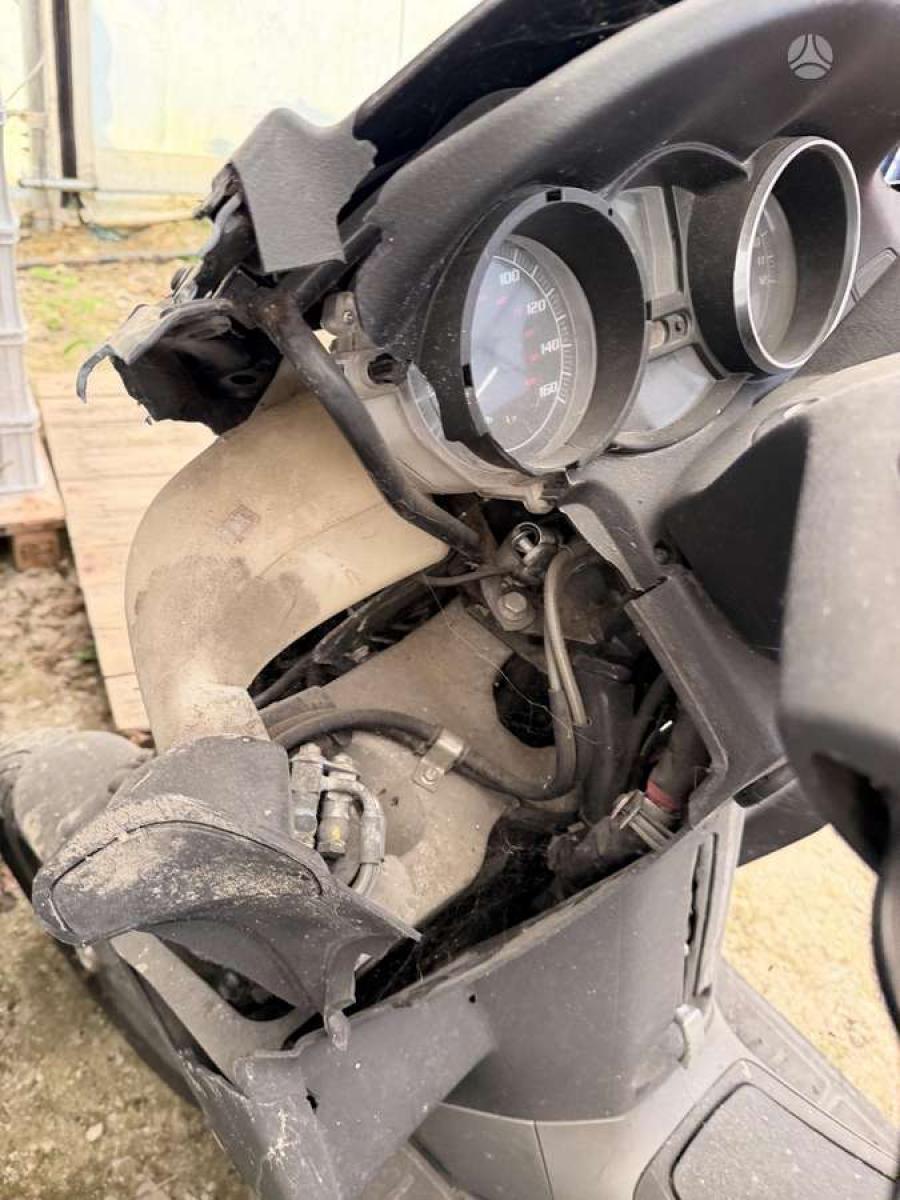 Melns Piaggio MP3 2007 Panevēža, ar dzinēja tilpumu 0.13 L un nobraukumu 18 tūkst. km par 490 €, foto 15 vietnē AUTOMOTO.COM.LV