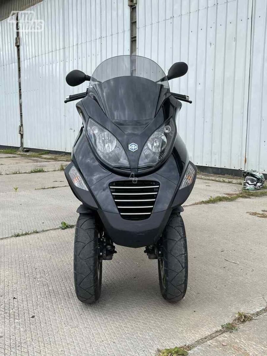 Black Piaggio MP3 2009 in Vilnius, with an engine capacity of 0.25 L and mileage of 8 thousand km for 2200 €, photo 1 on AUTOMOTO.COM.LV