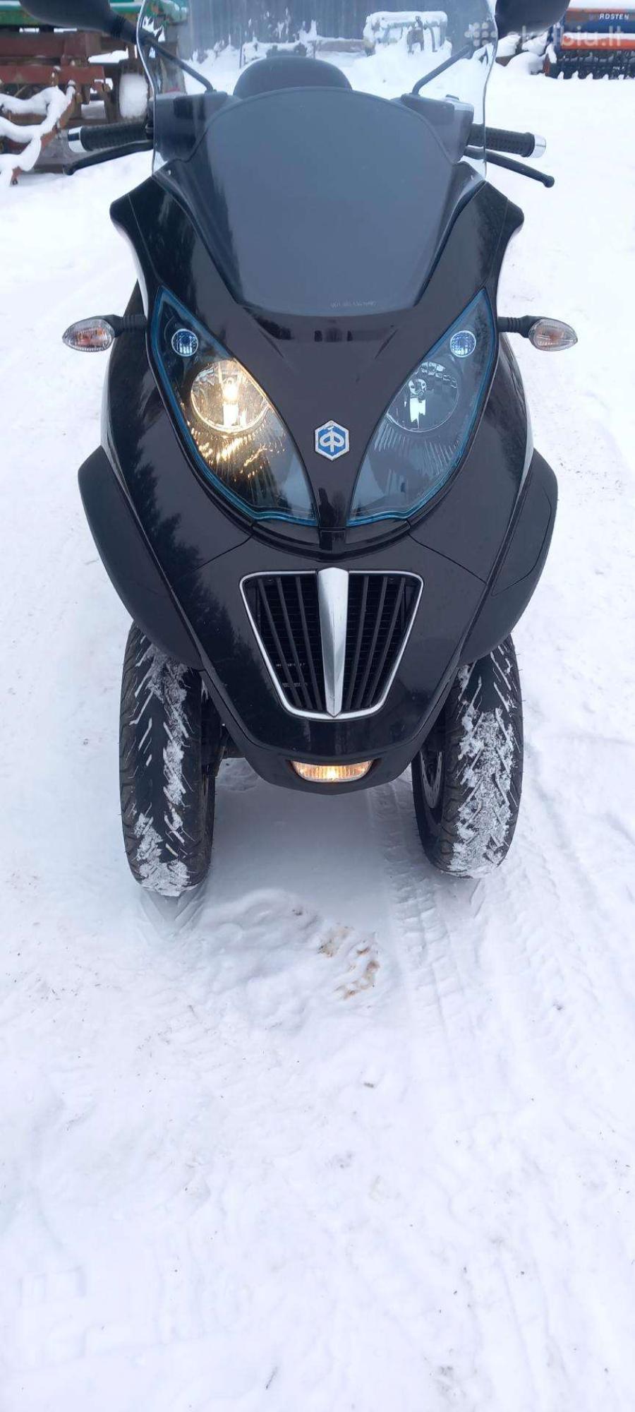 Black Piaggio MP3 2009 in Telschi, with an engine capacity of 0.40 L and mileage of 49 thousand km for 1350 €, photo 1 on AUTOMOTO.COM.LV