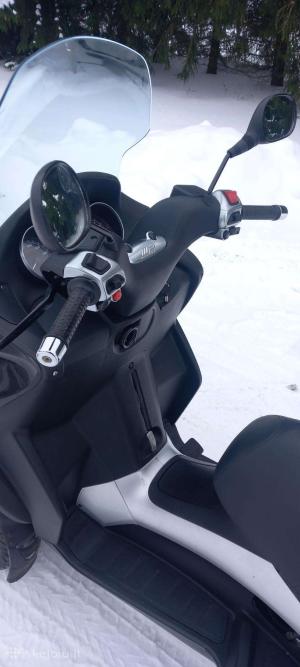 Black Piaggio MP3 2009 in Telschi, with an engine capacity of 0.40 L and mileage of 49 thousand km for 1350 €, photo 5 on AUTOMOTO.COM.LV