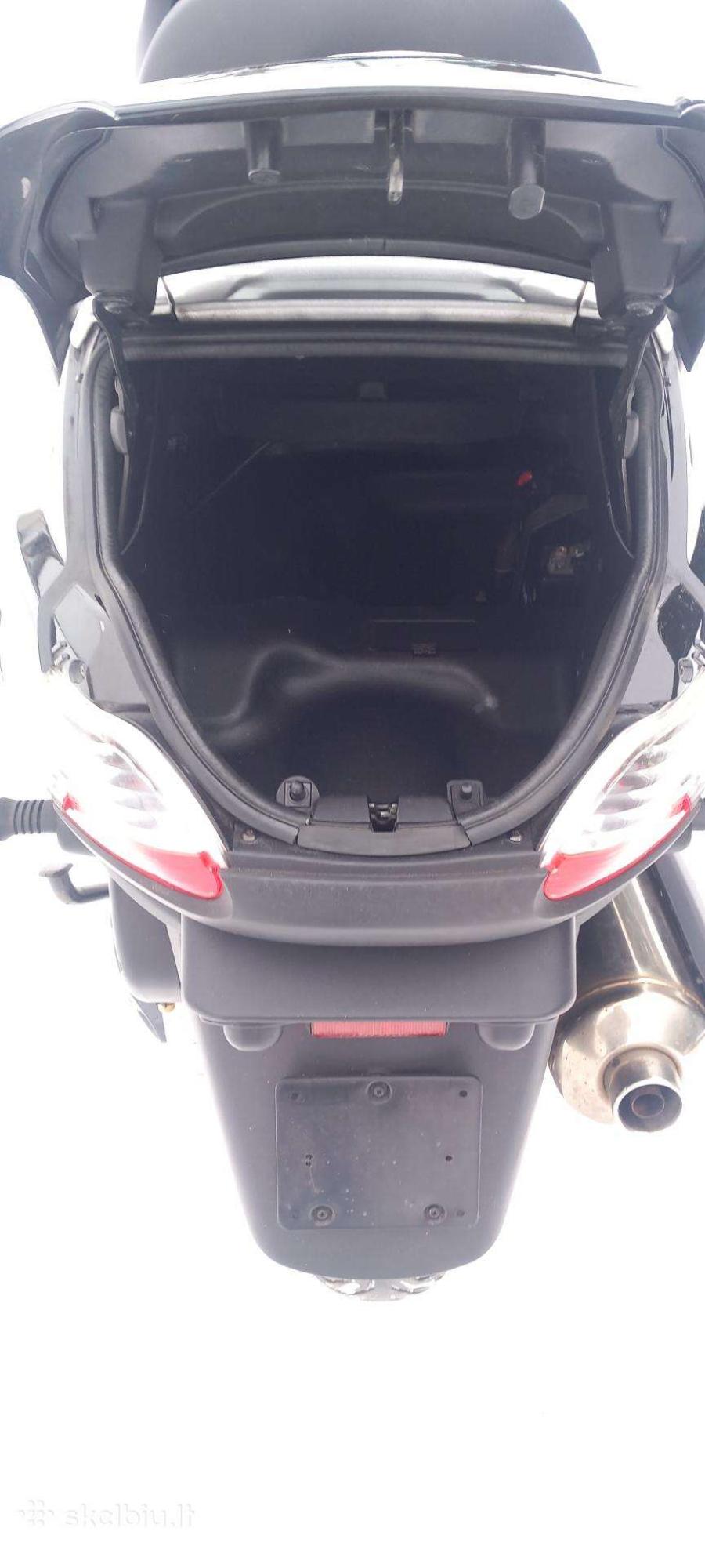 Black Piaggio MP3 2009 in Telschi, with an engine capacity of 0.40 L and mileage of 49 thousand km for 1350 €, photo 8 on AUTOMOTO.COM.LV