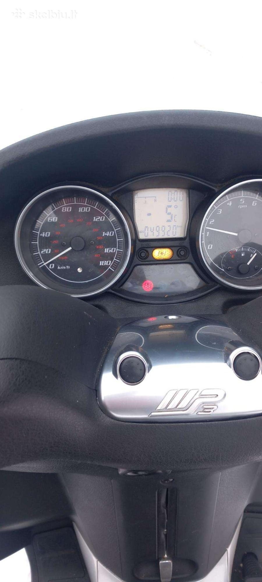 Black Piaggio MP3 2009 in Telschi, with an engine capacity of 0.40 L and mileage of 49 thousand km for 1350 €, photo 11 on AUTOMOTO.COM.LV