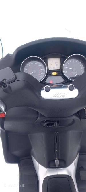 Black Piaggio MP3 2009 in Telschi, with an engine capacity of 0.40 L and mileage of 49 thousand km for 1350 €, photo 17 on AUTOMOTO.COM.LV