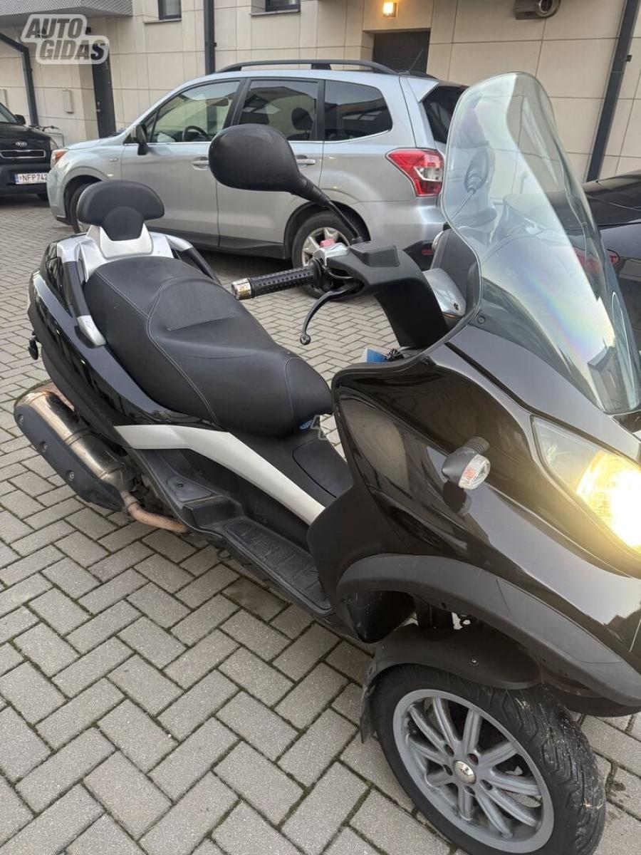 Melns Piaggio MP3 2009 Viļņa, ar dzinēja tilpumu 0.40 L un nobraukumu 35 tūkst. km par 1850 €, foto 2 vietnē AUTOMOTO.COM.LV