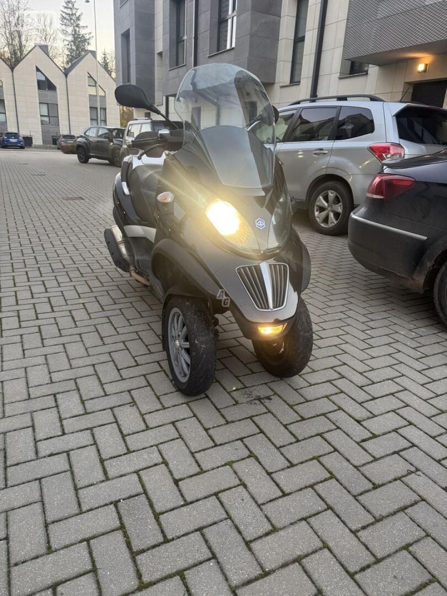 Melns Piaggio MP3 2009 Viļņa, ar dzinēja tilpumu 0.40 L un nobraukumu 35 tūkst. km par 1850 €, foto 3 vietnē AUTOMOTO.COM.LV