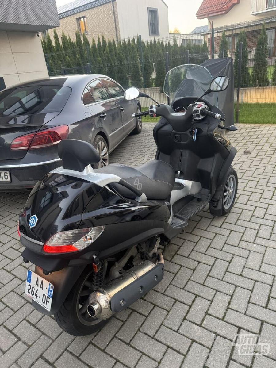 Melns Piaggio MP3 2009 Viļņa, ar dzinēja tilpumu 0.40 L un nobraukumu 35 tūkst. km par 1850 €, foto 5 vietnē AUTOMOTO.COM.LV