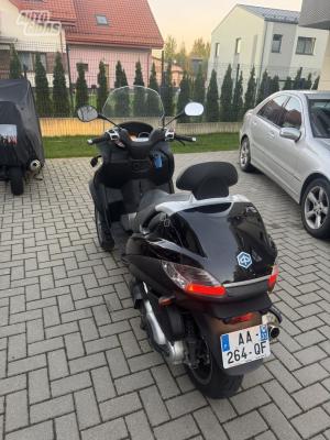Melns Piaggio MP3 2009 Viļņa, ar dzinēja tilpumu 0.40 L un nobraukumu 35 tūkst. km par 1850 €, foto 6 vietnē AUTOMOTO.COM.LV