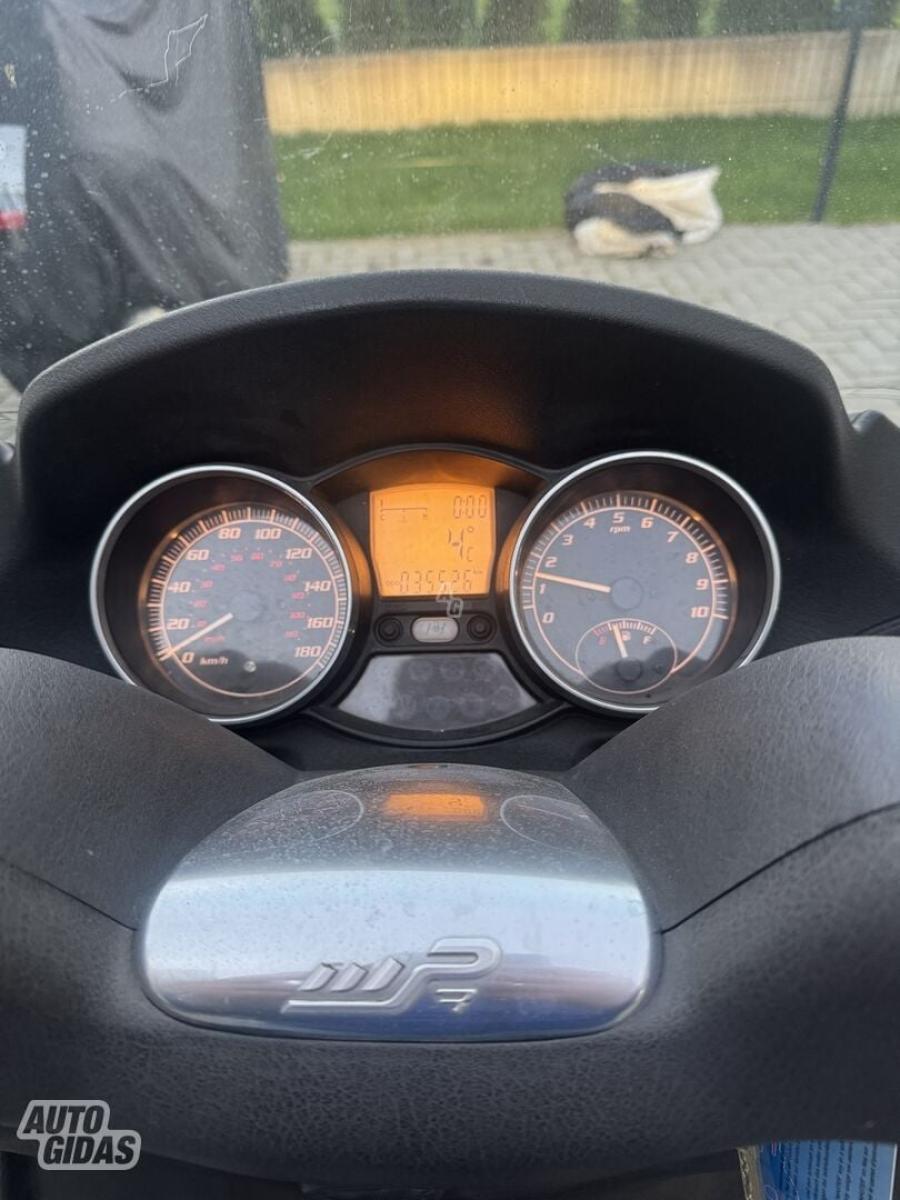Melns Piaggio MP3 2009 Viļņa, ar dzinēja tilpumu 0.40 L un nobraukumu 35 tūkst. km par 1850 €, foto 8 vietnē AUTOMOTO.COM.LV