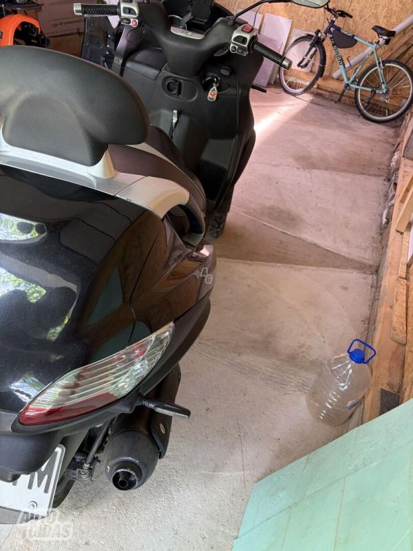 Melns Piaggio MP3 2009 Viļņa, ar dzinēja tilpumu 0.25 L un nobraukumu 38 tūkst. km par 1450 €, foto 6 vietnē AUTOMOTO.COM.LV