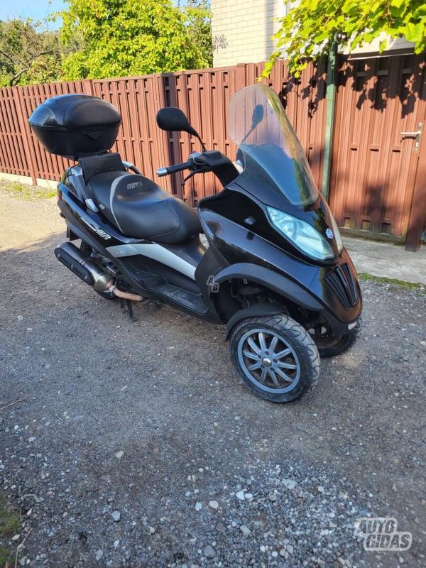 Black Piaggio MP3 2010 in Klaipeda, with an engine capacity of 56.00 L and mileage of 0 thousand km for 1650 €, photo 1 on AUTOMOTO.COM.LV