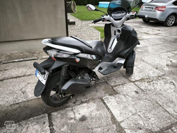 Melns Piaggio MP3 2013 Vilkaviškis, ar dzinēja tilpumu 0.30 L un nobraukumu 17 tūkst. km par 2000 €, foto 1 vietnē AUTOMOTO.COM.LV