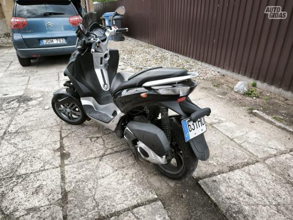 Melns Piaggio MP3 2013 Vilkaviškis, ar dzinēja tilpumu 0.30 L un nobraukumu 17 tūkst. km par 2000 €, foto 3 vietnē AUTOMOTO.COM.LV