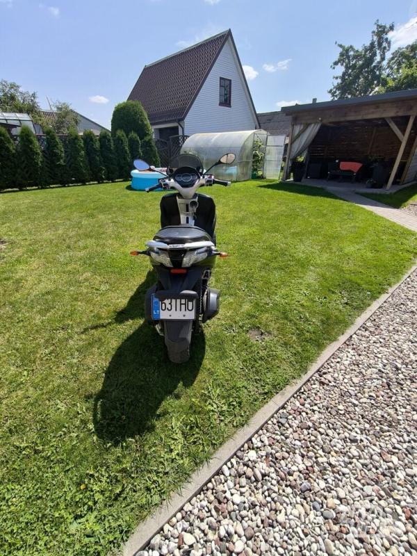 Melns Piaggio MP3 2013 Vilkaviškis, ar dzinēja tilpumu 0.30 L un nobraukumu 17 tūkst. km par 2000 €, foto 7 vietnē AUTOMOTO.COM.LV