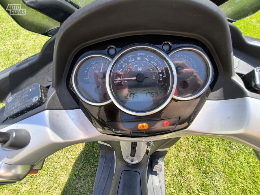 Melns Piaggio MP3 2013 Vilkaviškis, ar dzinēja tilpumu 0.30 L un nobraukumu 17 tūkst. km par 2000 €, foto 10 vietnē AUTOMOTO.COM.LV