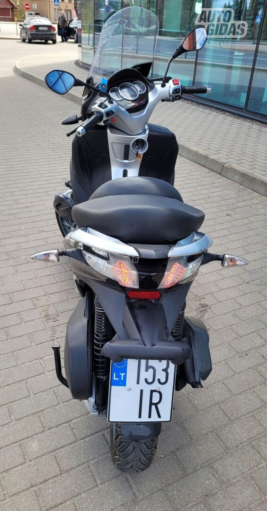 Black Piaggio MP3 2014 in Utena, with an engine capacity of 0.30 L and mileage of 33 thousand km for 1950 €, photo 4 on AUTOMOTO.COM.LV