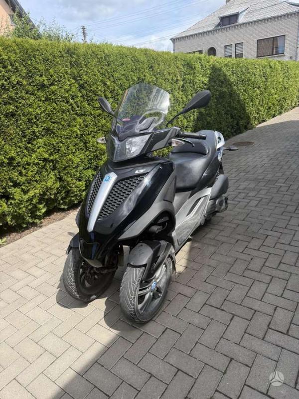 Melns Piaggio MP3 2015 Kauņa, ar dzinēja tilpumu 0.30 L un nobraukumu 47 tūkst. km par 2350 €, foto 1 vietnē AUTOMOTO.COM.LV
