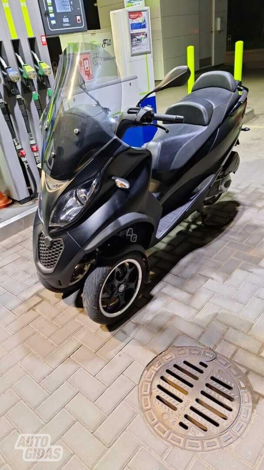 Black Piaggio MP3 2016 in Taurage, with an engine capacity of 0.30 L and mileage of 12 thousand km for 2600 €, photo 1 on AUTOMOTO.COM.LV