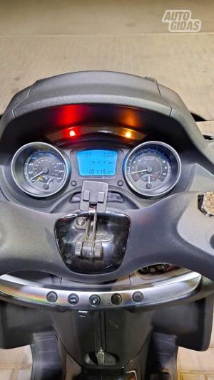Black Piaggio MP3 2016 in Taurage, with an engine capacity of 0.30 L and mileage of 12 thousand km for 2600 €, photo 4 on AUTOMOTO.COM.LV