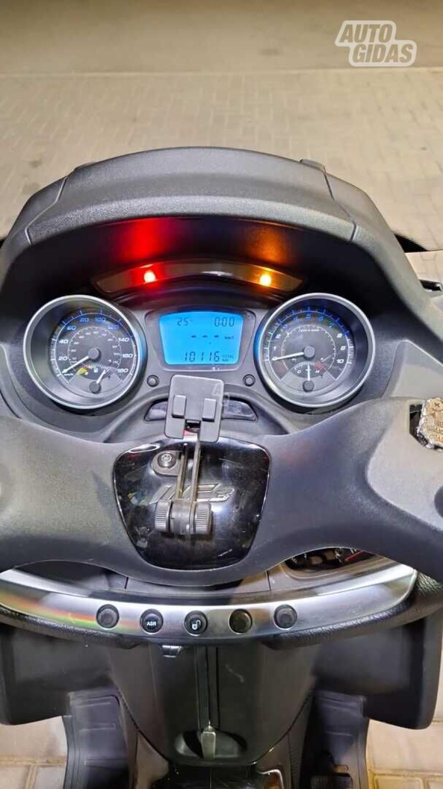 Black Piaggio MP3 2016 in Taurage, with an engine capacity of 0.30 L and mileage of 12 thousand km for 2600 €, photo 4 on AUTOMOTO.COM.LV