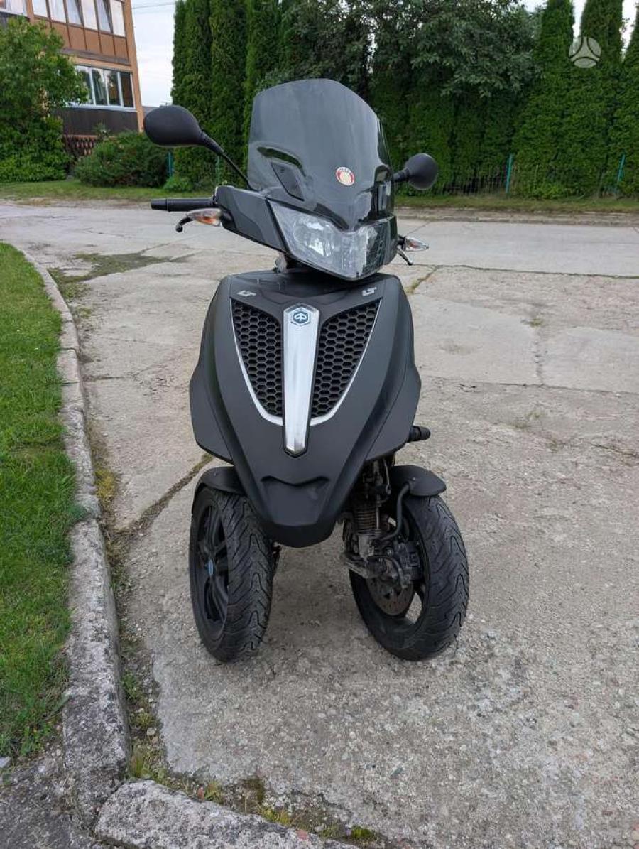 Black Piaggio MP3 2018 in Klaipeda, with an engine capacity of 0.30 L and mileage of 45 thousand km for 2600 €, photo 3 on AUTOMOTO.COM.LV