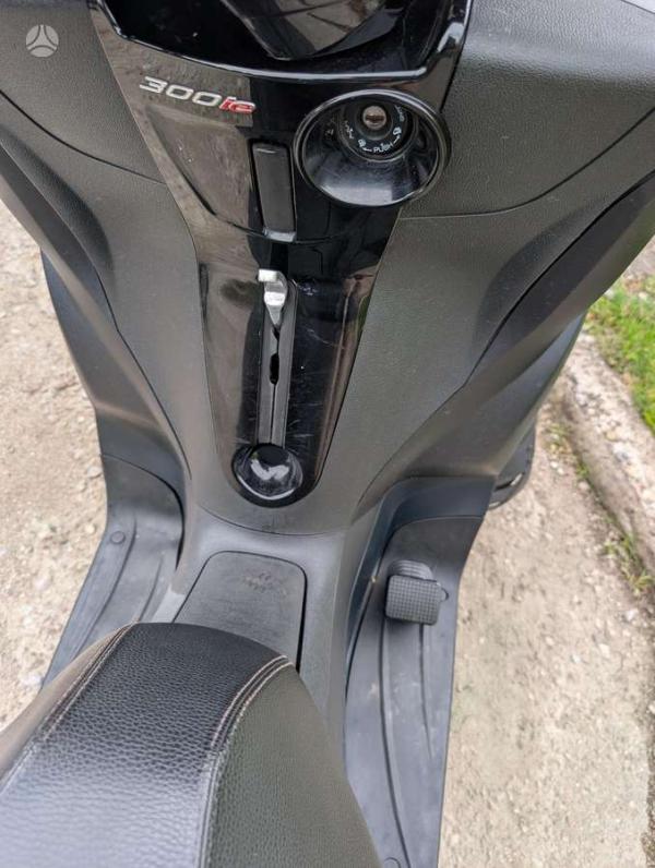 Black Piaggio MP3 2018 in Klaipeda, with an engine capacity of 0.30 L and mileage of 45 thousand km for 2600 €, photo 9 on AUTOMOTO.COM.LV