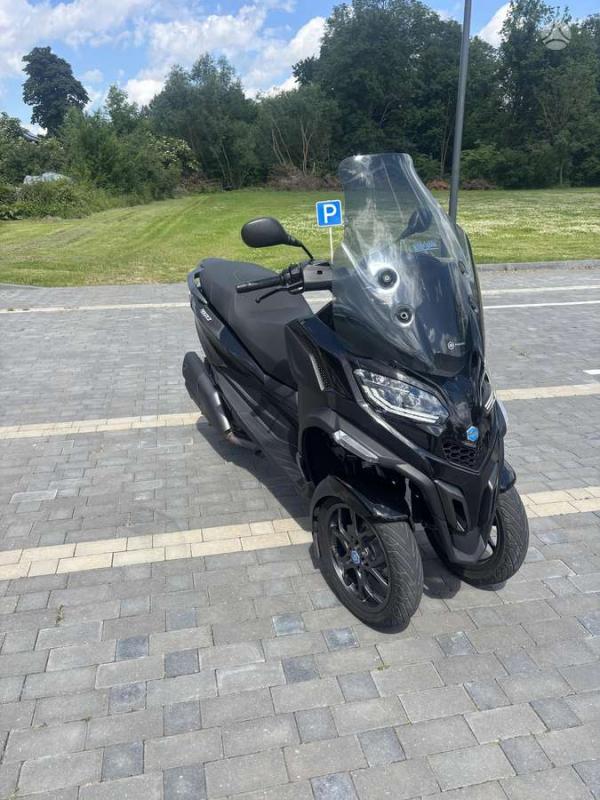 Melns Piaggio MP3 2022 Kauņa, ar dzinēja tilpumu 0.40 L un nobraukumu 10 tūkst. km par 7200 €, foto 3 vietnē AUTOMOTO.COM.LV