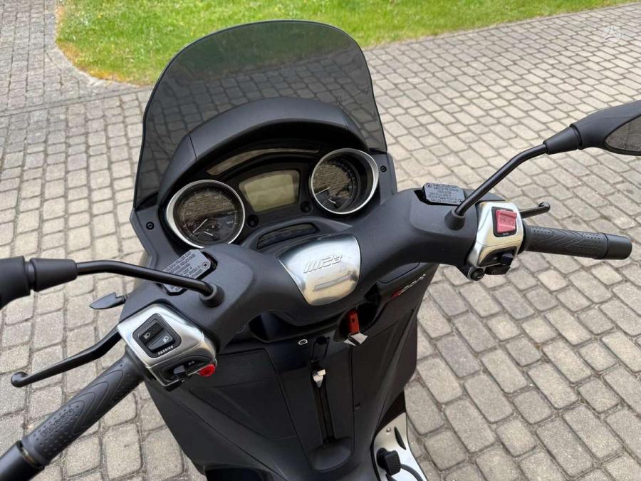 Melns Piaggio MP3 2023 Tauragė, ar dzinēja tilpumu 0.28 L un nobraukumu 7 tūkst. km par 4100 €, foto 12 vietnē AUTOMOTO.COM.LV