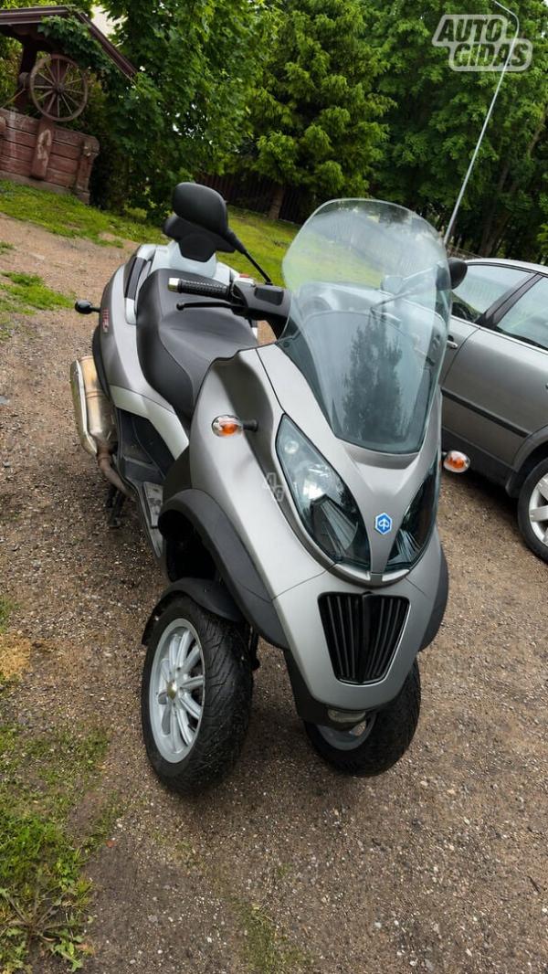 Pelēks Piaggio MP3 2009 Ariogala, ar dzinēja tilpumu 0.40 L un nobraukumu 28 tūkst. km par 1850 €, foto 1 vietnē AUTOMOTO.COM.LV