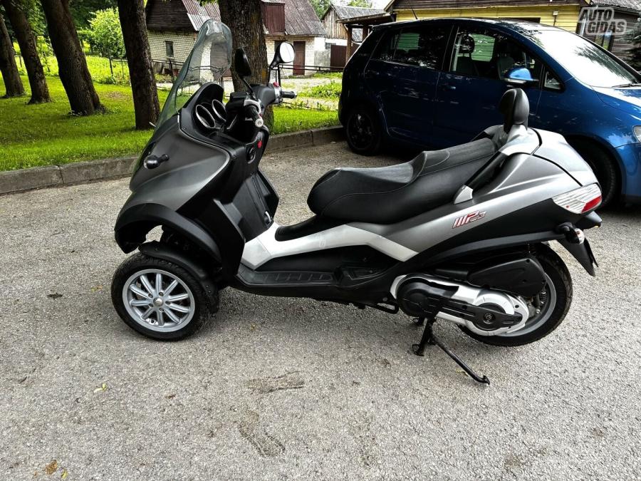 Pelēks Piaggio MP3 2009 Ariogala, ar dzinēja tilpumu 0.40 L un nobraukumu 28 tūkst. km par 1850 €, foto 3 vietnē AUTOMOTO.COM.LV