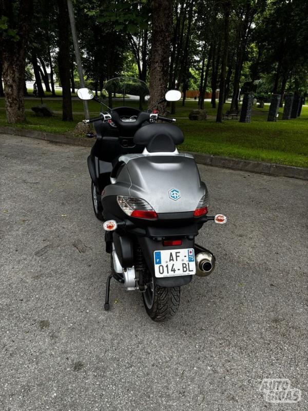 Pelēks Piaggio MP3 2009 Ariogala, ar dzinēja tilpumu 0.40 L un nobraukumu 28 tūkst. km par 1850 €, foto 3 vietnē AUTOMOTO.COM.LV